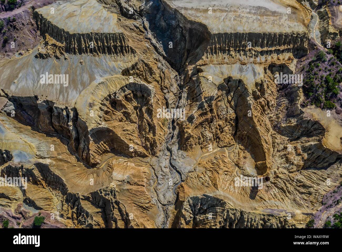 Vue aérienne d'une colline ou d'une montagne avec des formations ...