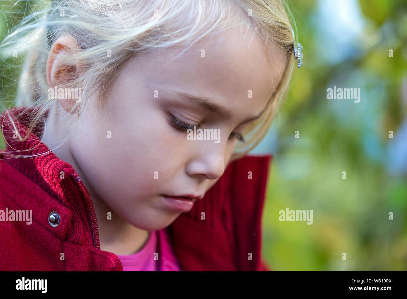 Petite fille triste Banque de photographies et d’images à haute résolution - Alamy
