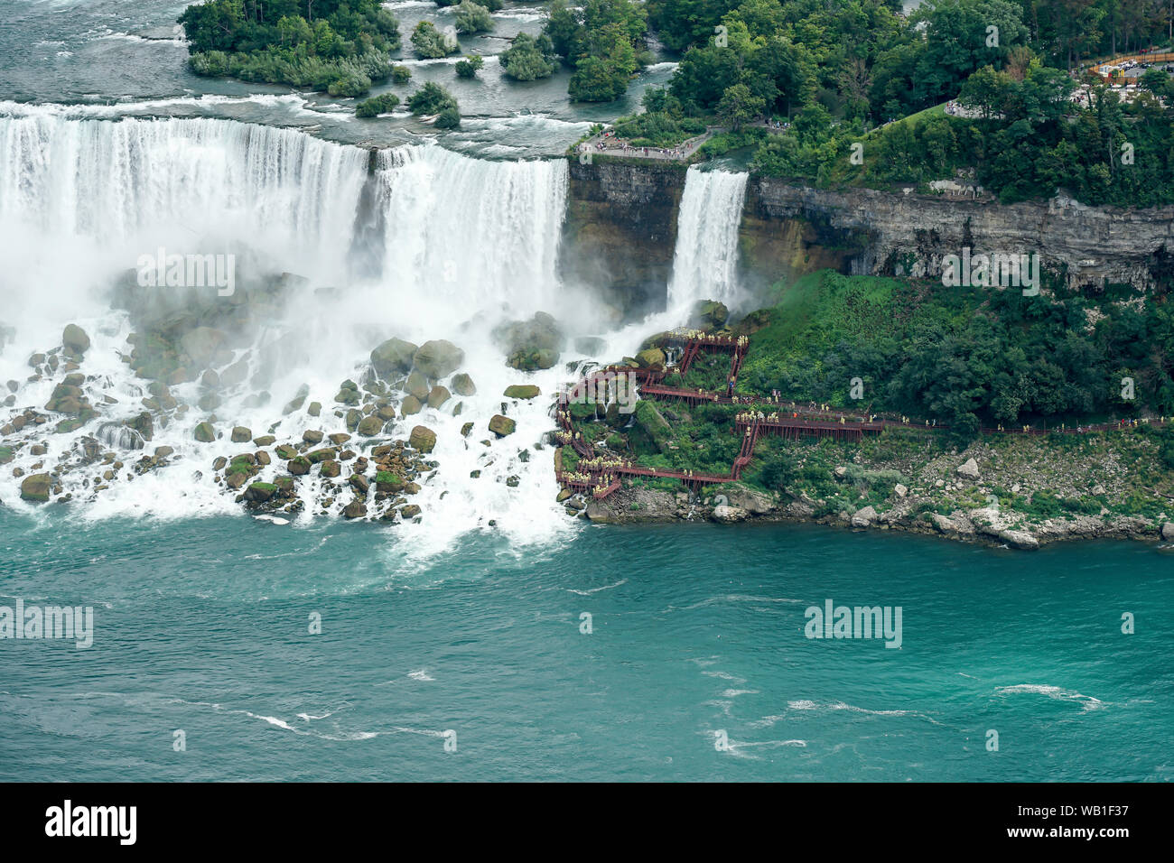 Les chutes du Niagara dans l'été avec le centre-ville de fun street et ...