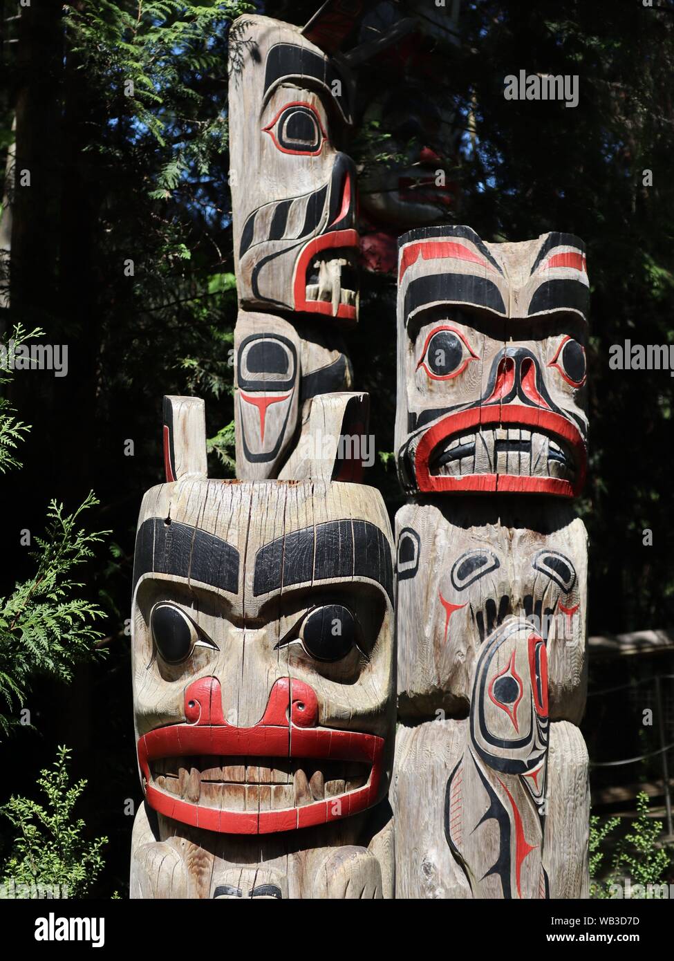 Trois totems Banque de photographies et d’images à haute résolution - Alamy
