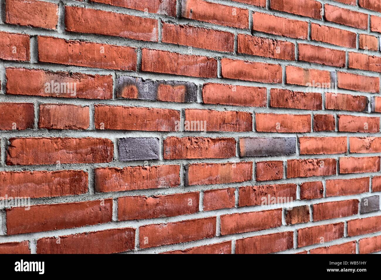 Vue en gros plan détaillé sur un mur de brique rouge et survécu à la ...