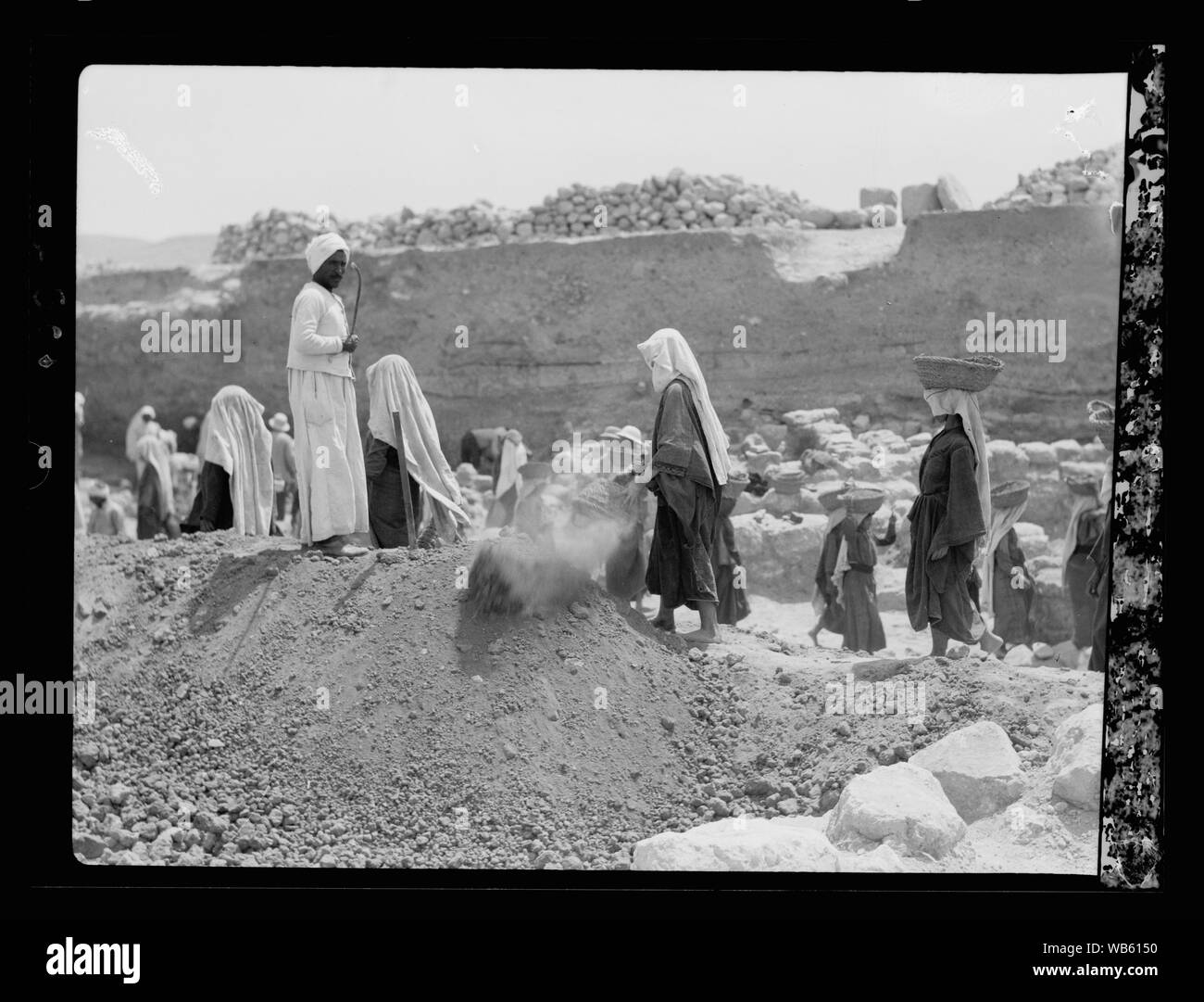 Les fouilles. Ain Shems (Beth Shemesh) sur la plaine de Sharon. Le ...