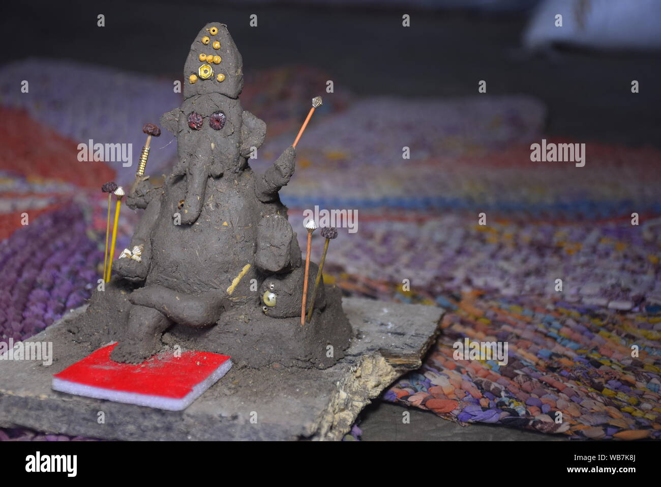 Hindu altar home Banque de photographies et d’images à haute résolution ...