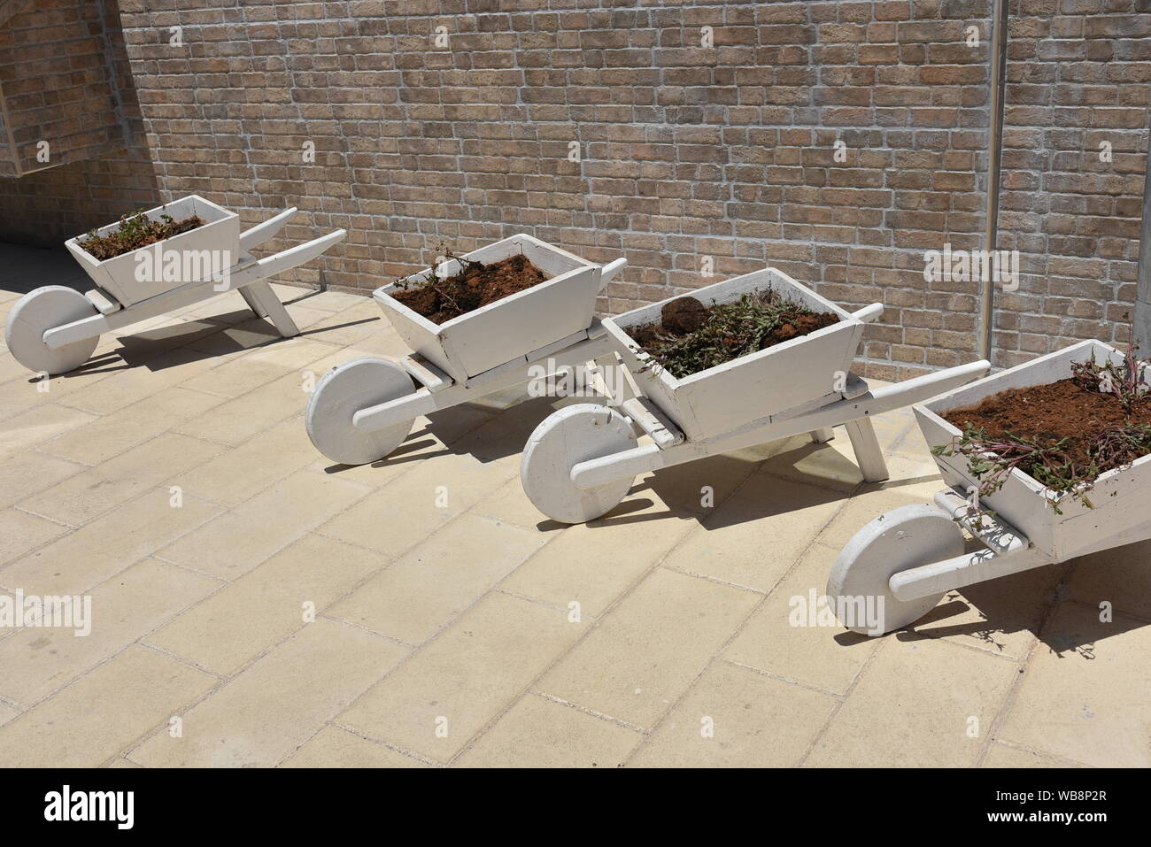 Brouettes en bois Banque de photographies et d’images à haute ...