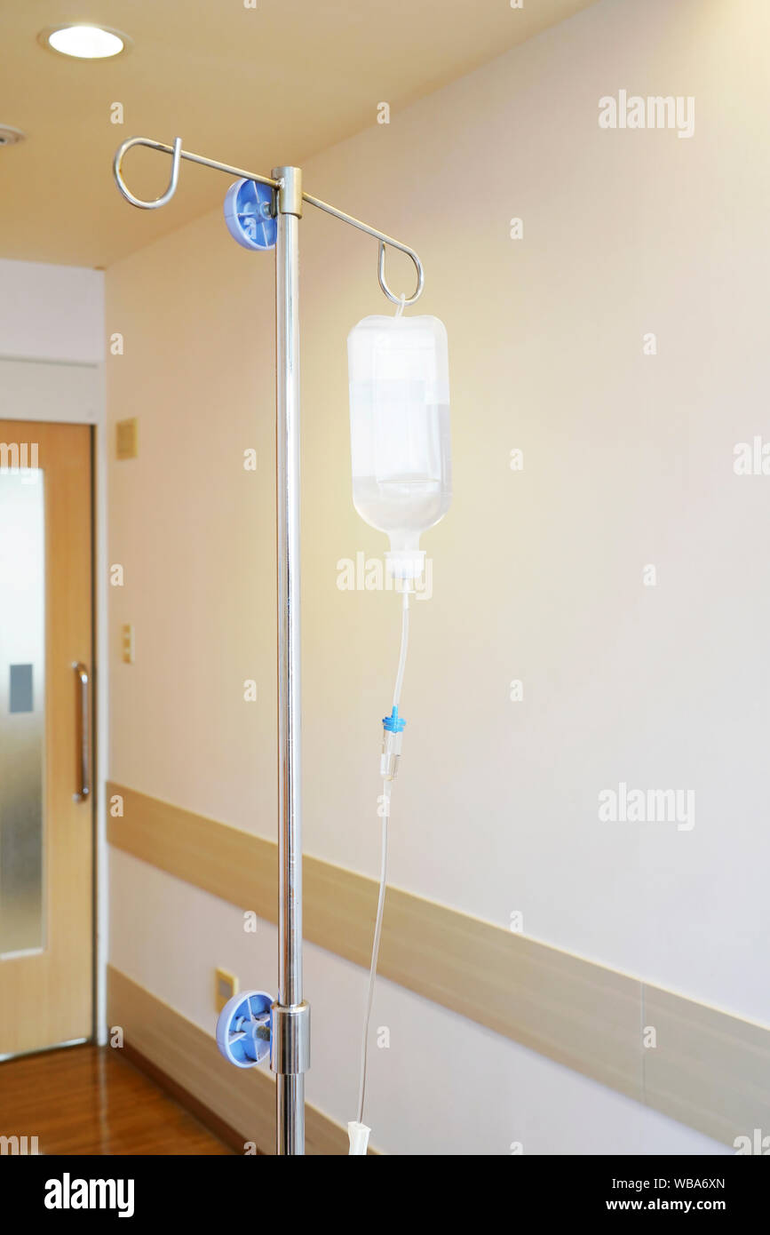 Perfusion IV perfusion saline solution médicale bouteille dans la ...