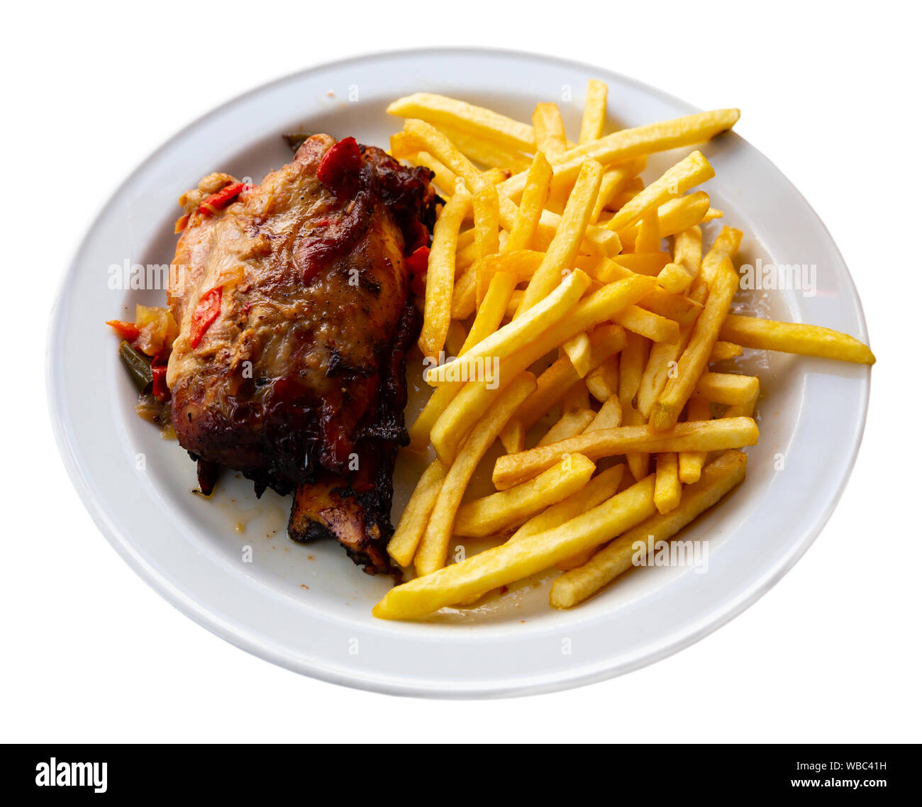 Jarret de porc cuit au four garnie de frites. Plus isolé sur fond blanc ...