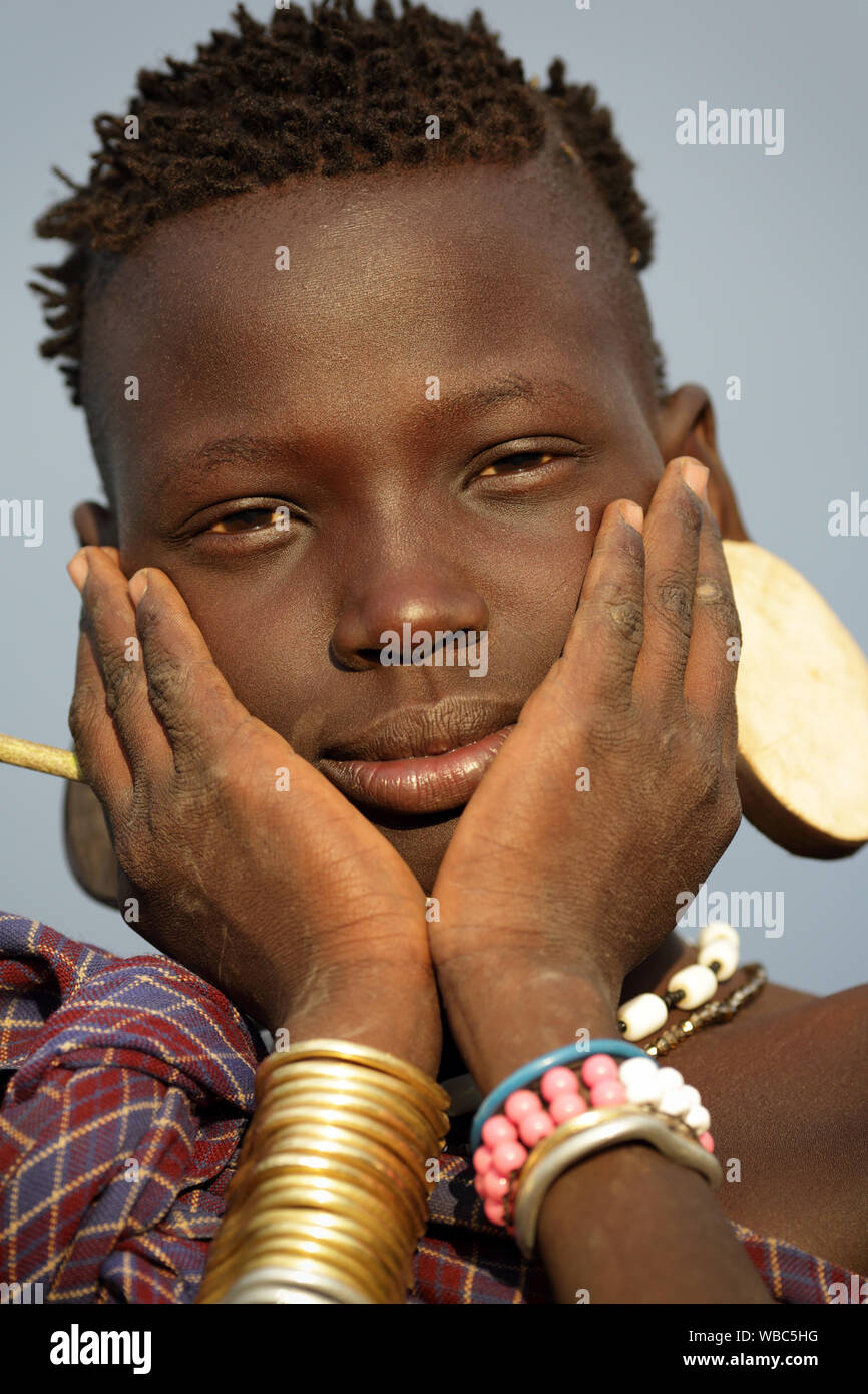 Mursi girl omo valley ethiopia Banque de photographies et d’images à ...
