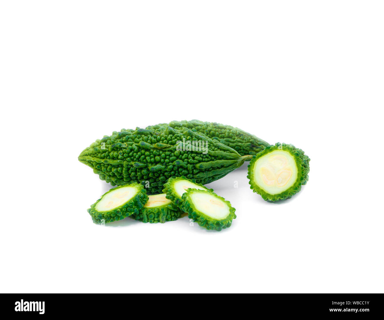 Courge amère pile et pièce sur fond blanc. les légumes nourrissent le ...