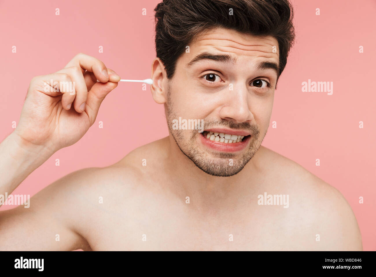 Portrait de beauté d'un beau brun torse nu homme isolés sur fond rose ...