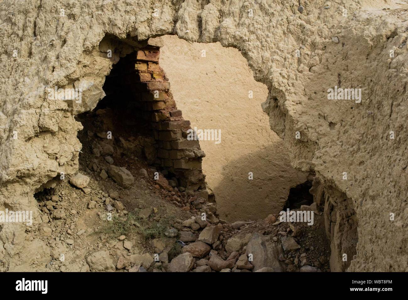 Mur cassé Banque de photographies et d’images à haute résolution - Alamy