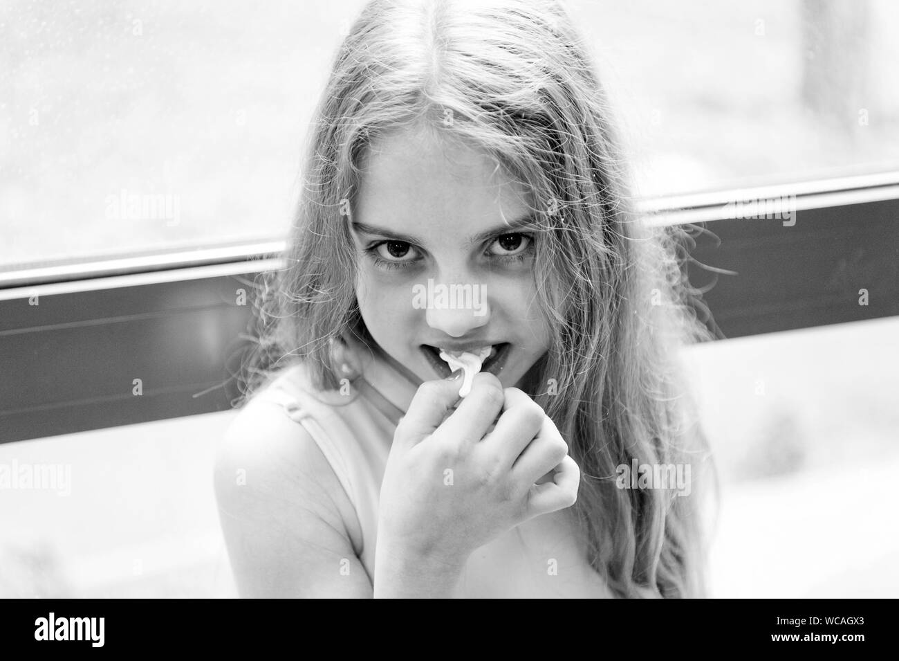 Mâcher de la gomme pour rester insensible. Cute little girl de mâcher ...