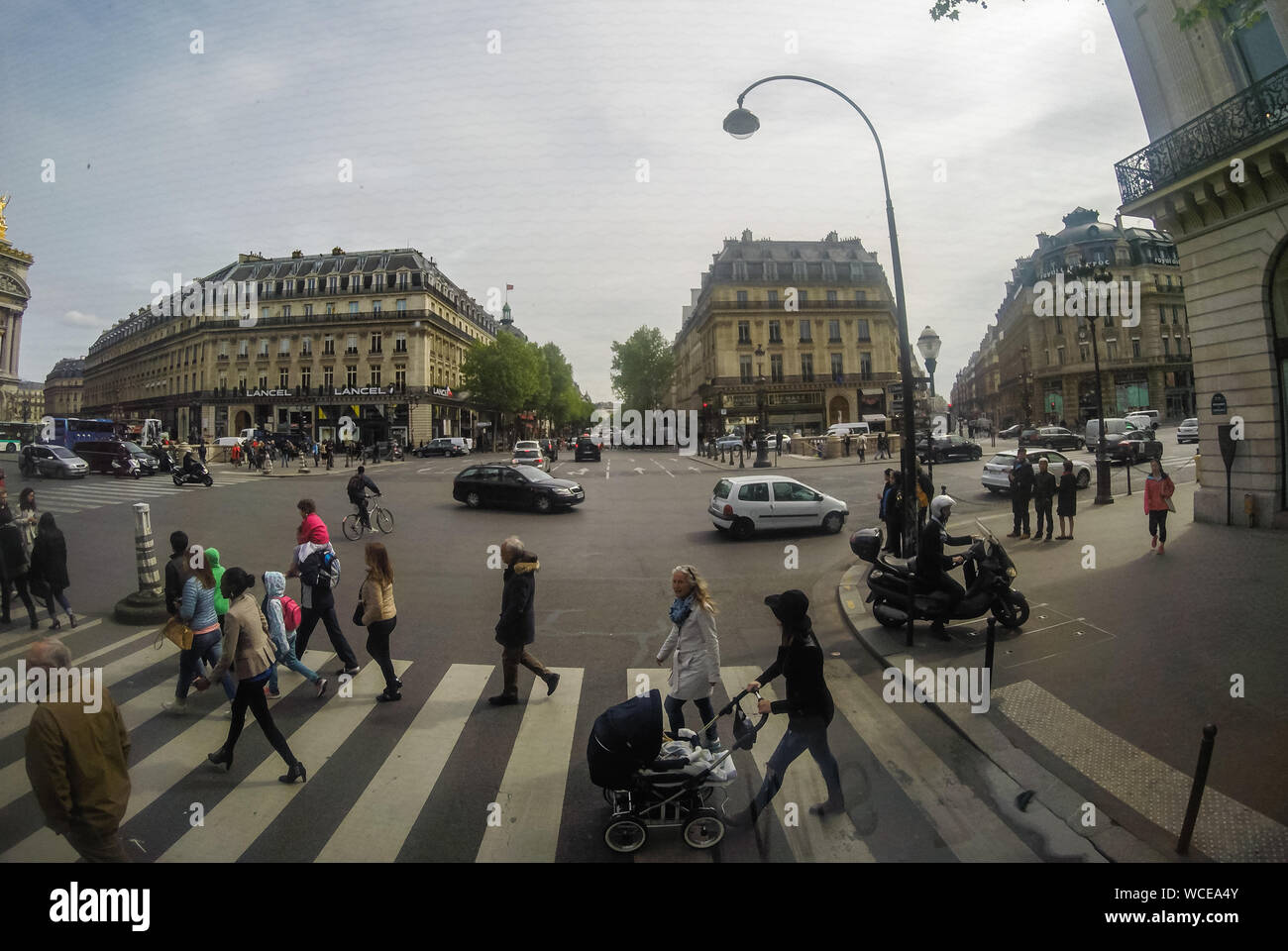 Paris street cars circulation Banque de photographies et d’images à ...