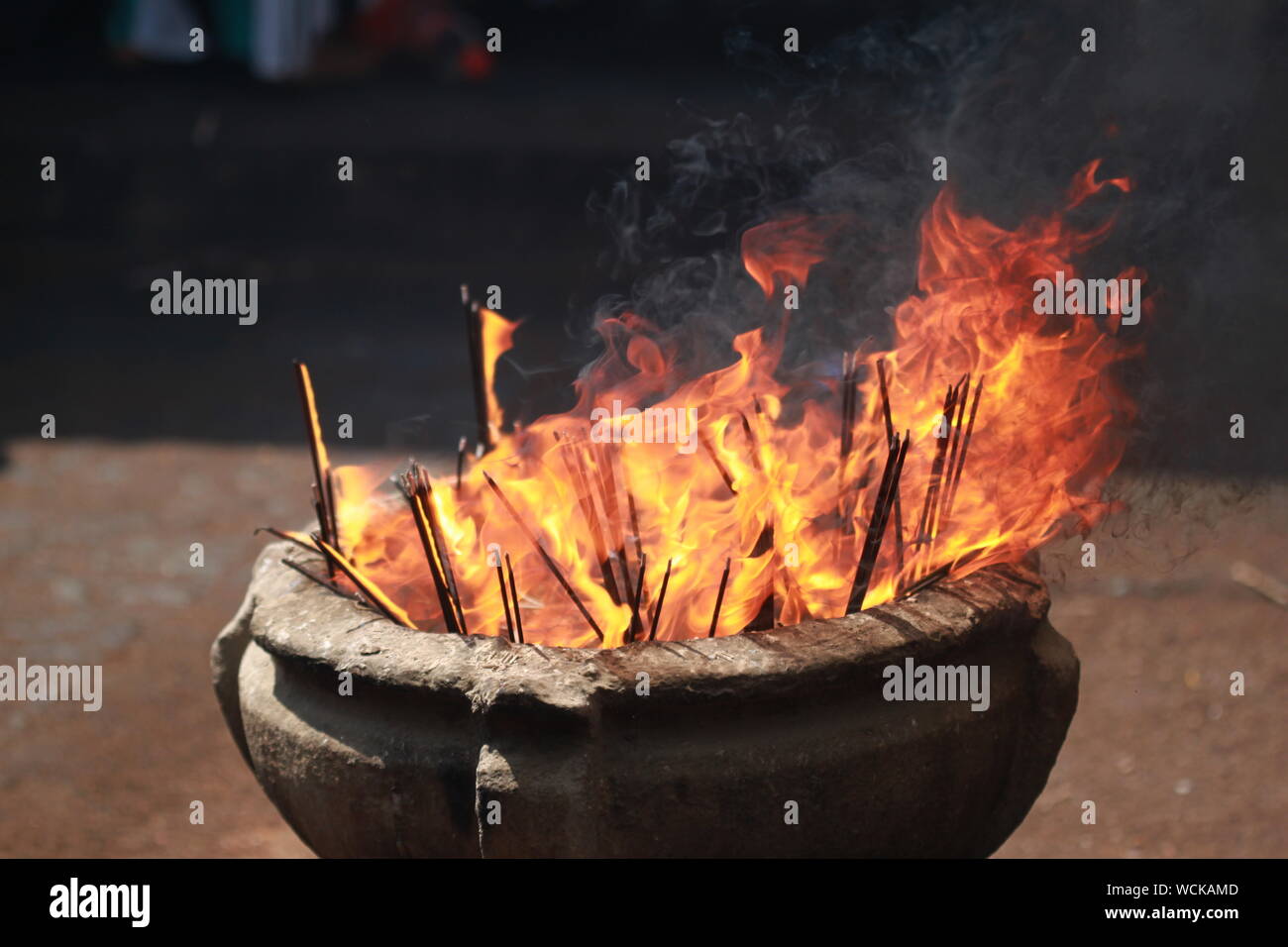 Fire burning at the fire temple Banque de photographies et d’images à ...