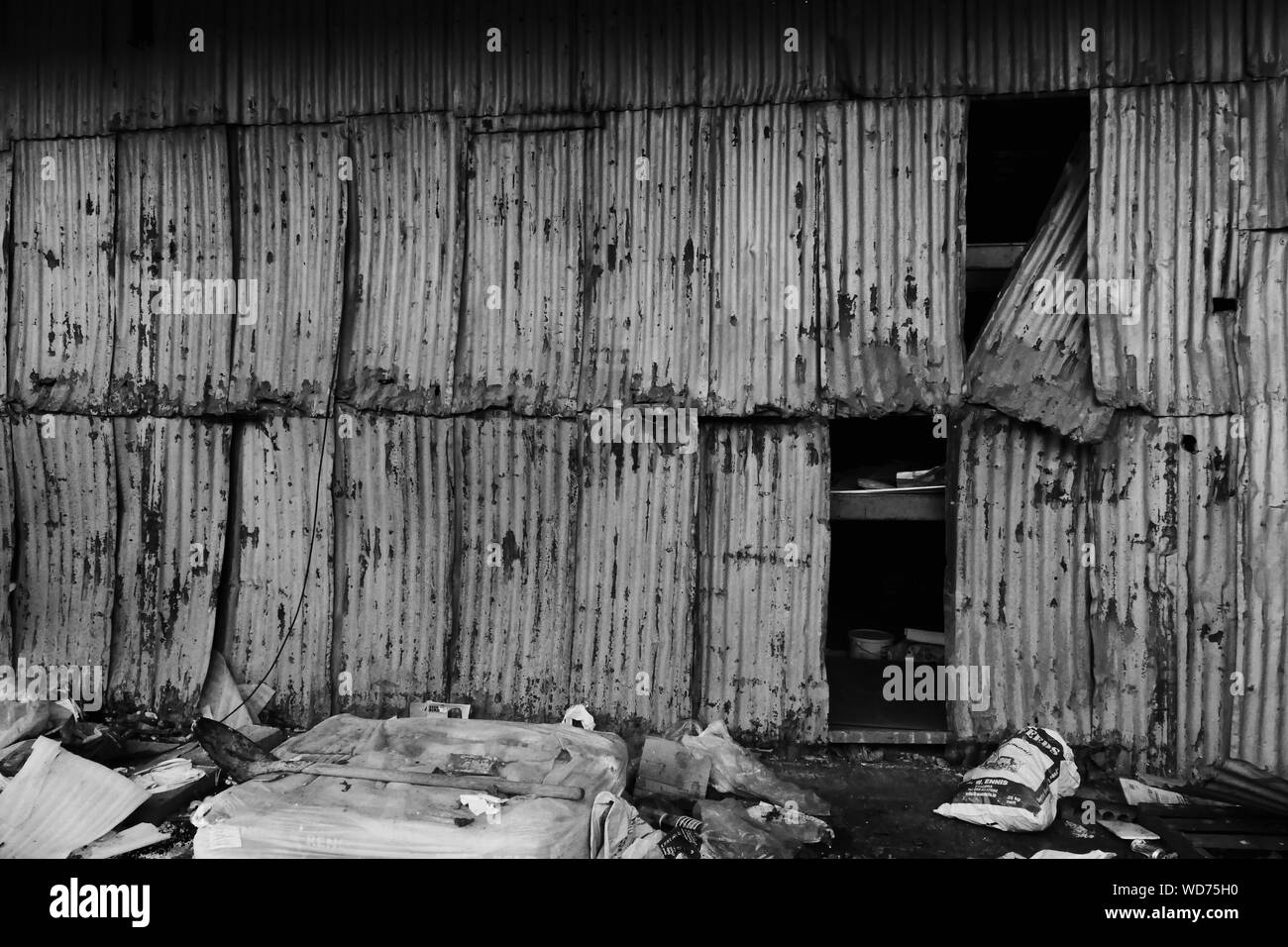 Chambre sale en désordre Banque de photographies et d’images à haute ...