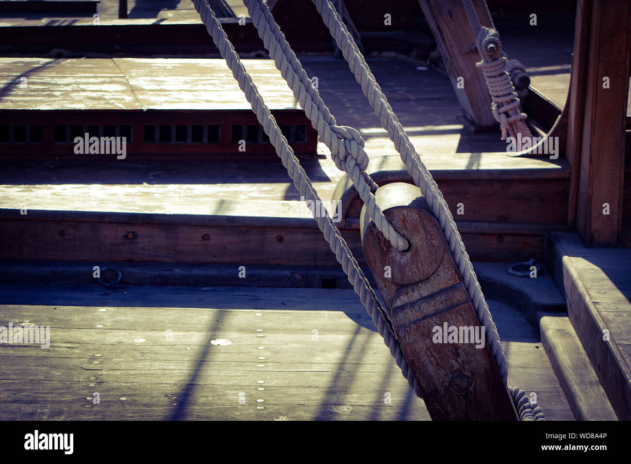 Corde de bateau attachée Banque de photographies et d’images à haute ...