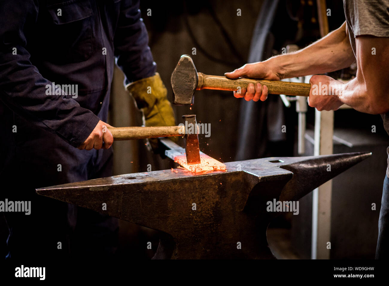 Forgerons travaillant Banque de photographies et d’images à haute ...