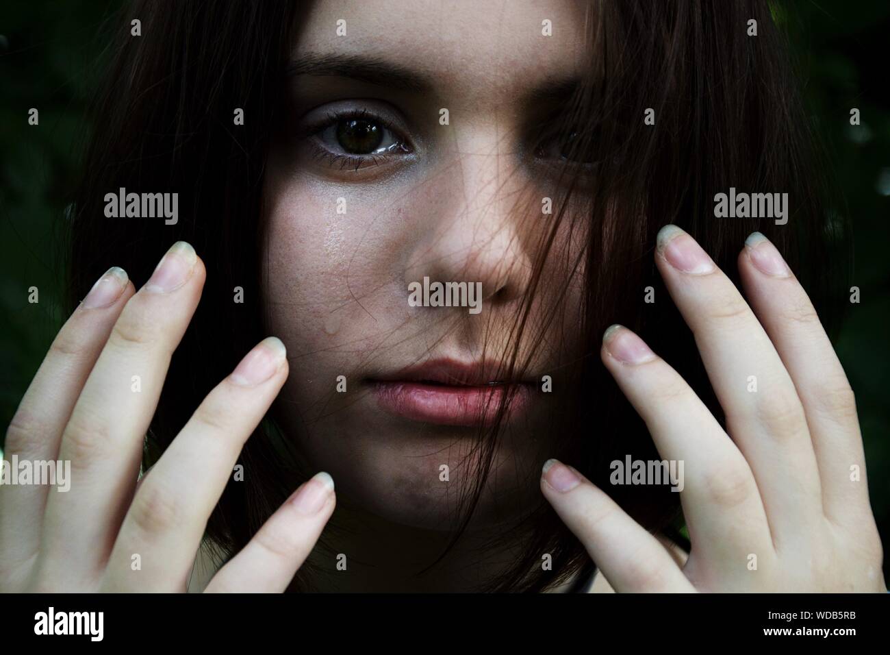 Femme triste pleure Banque de photographies et d’images à haute ...