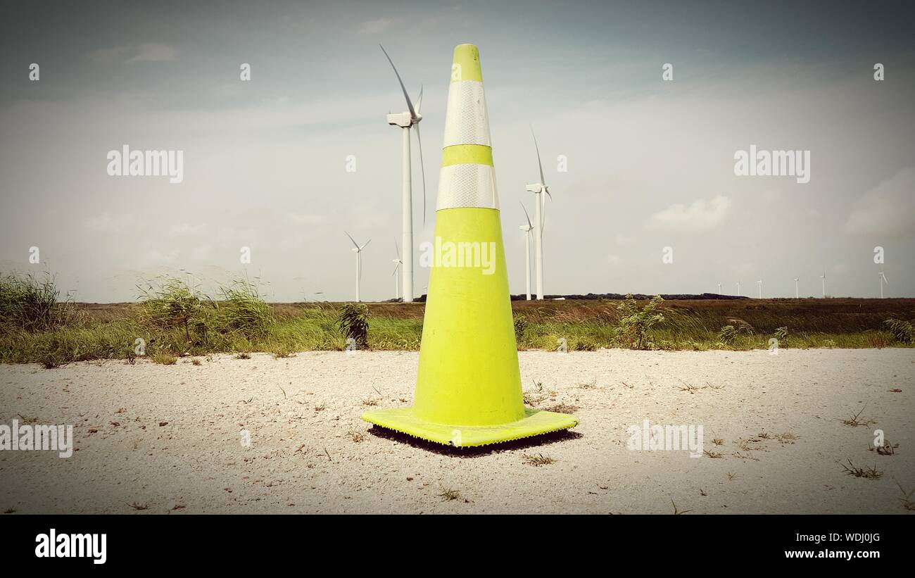 Cône de signalisation jaune Banque de photographies et d’images à haute ...