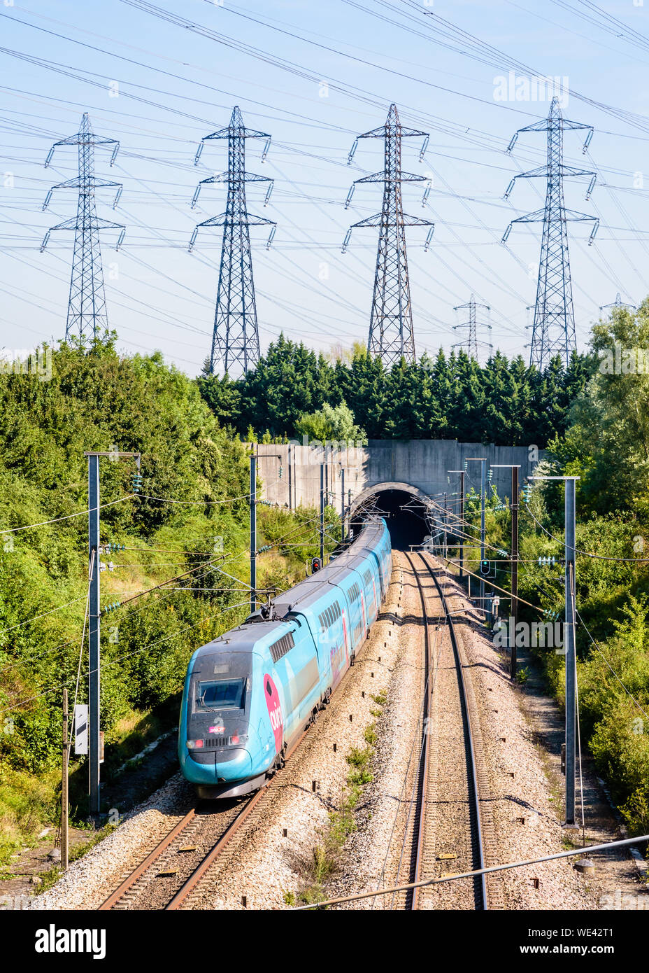 Un double-decker TGV Duplex TGV Ouigo en livrée est entrée dans un tunnel sous une rangée de ...