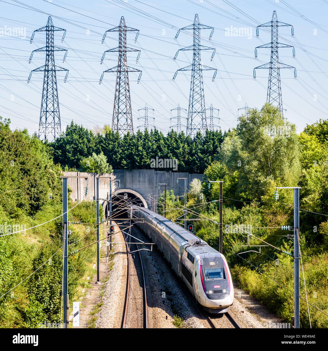 Un TGV Duplex à deux étages, train à grande vitesse en Carmillon livrée ...