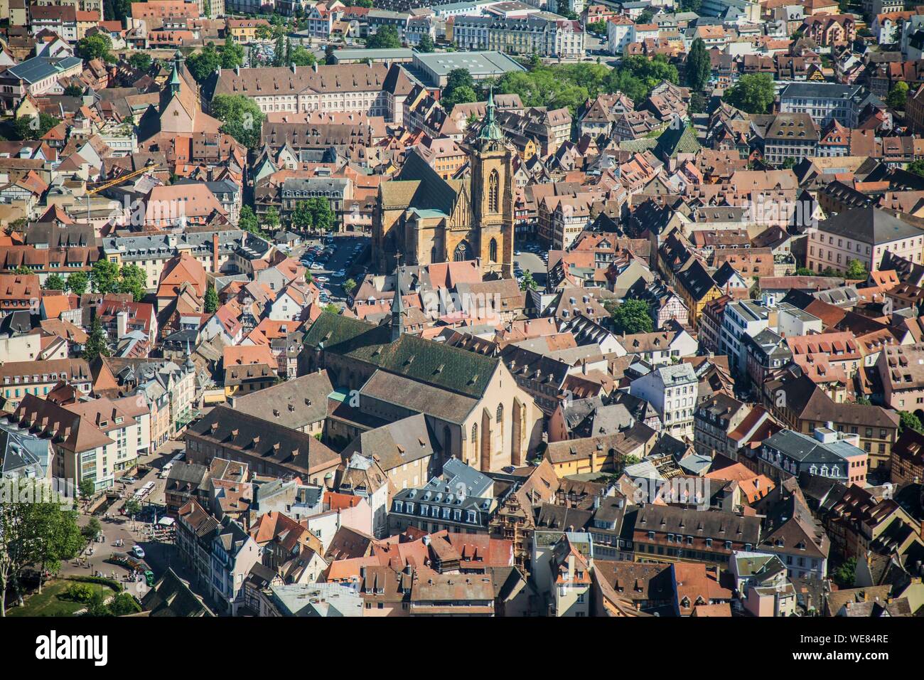 France, Alsace, Colmar, centre-ville avec la cathédrale Saint Martin et ...