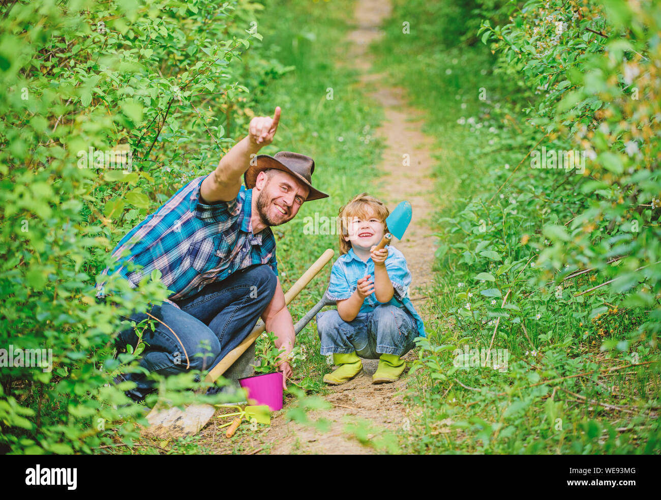 Week-end joyeux. père et fils en chapeau de cowboy sur ranch. Eco farm ...