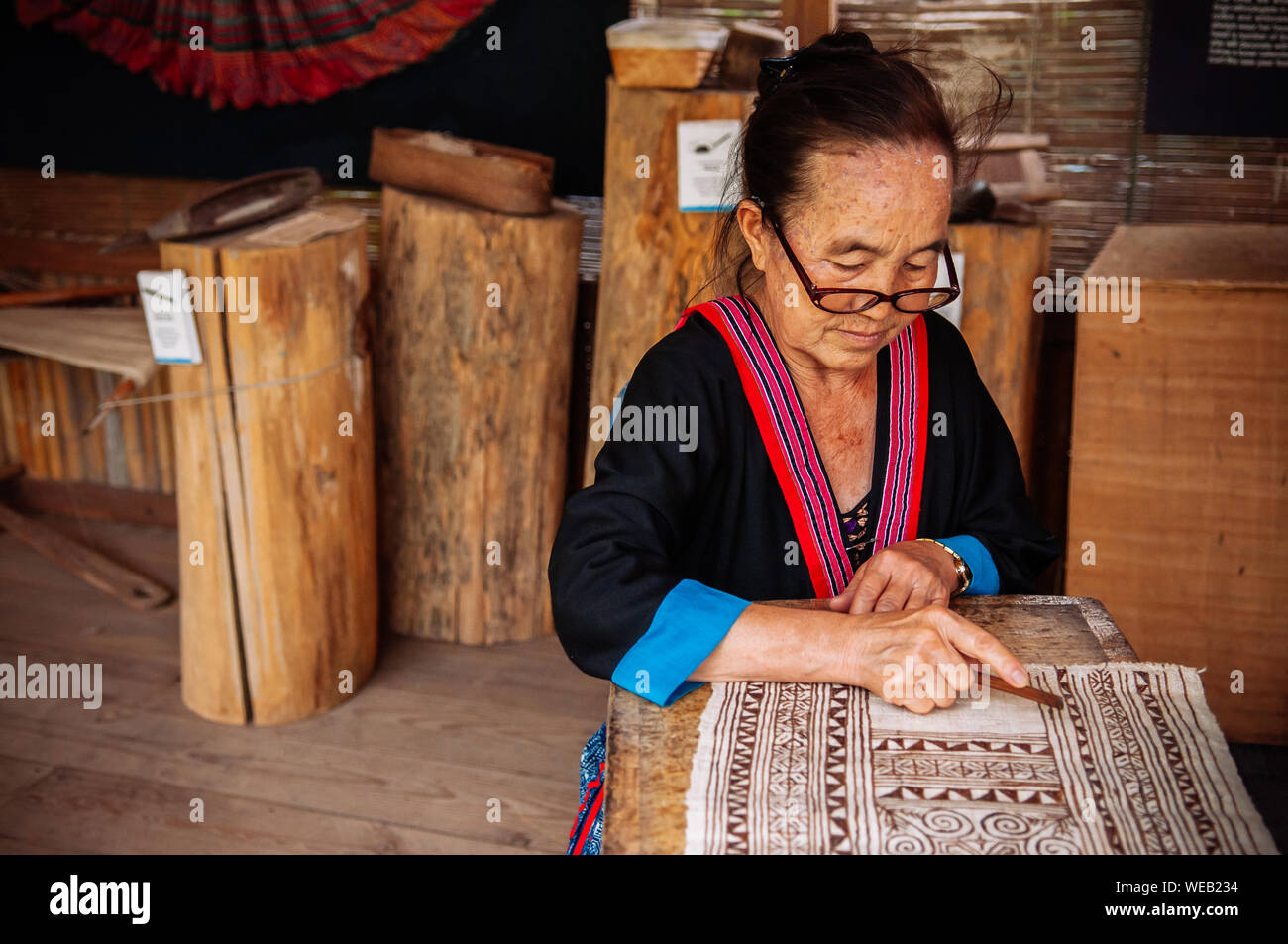 Femme laotienne travaillant Banque de photographies et d’images à haute ...