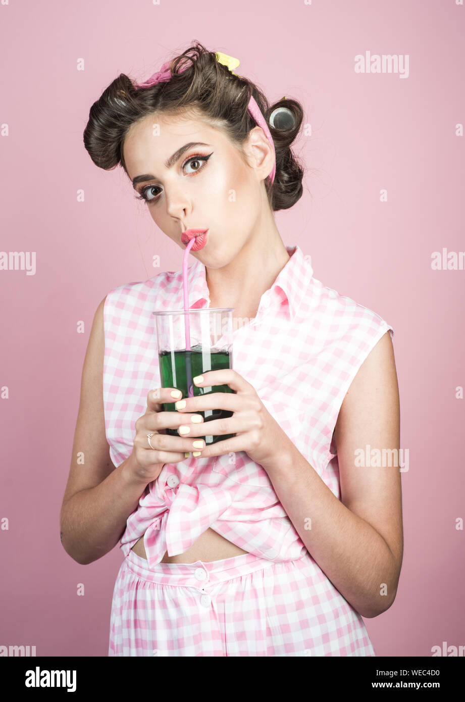 Jolie fille dans un style vintage retro woman drink. cocktail d'été ...