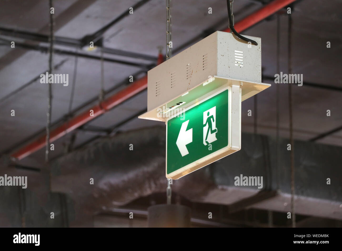 White Door Emergency Exit Sign Banque d'image et photos - Alamy
