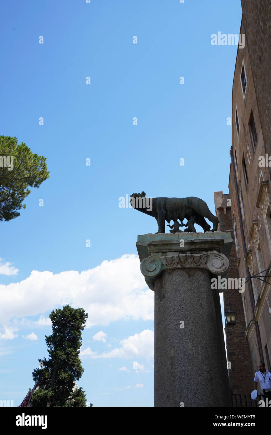 Statue de loup avec romulus et remus Banque de photographies et d ...