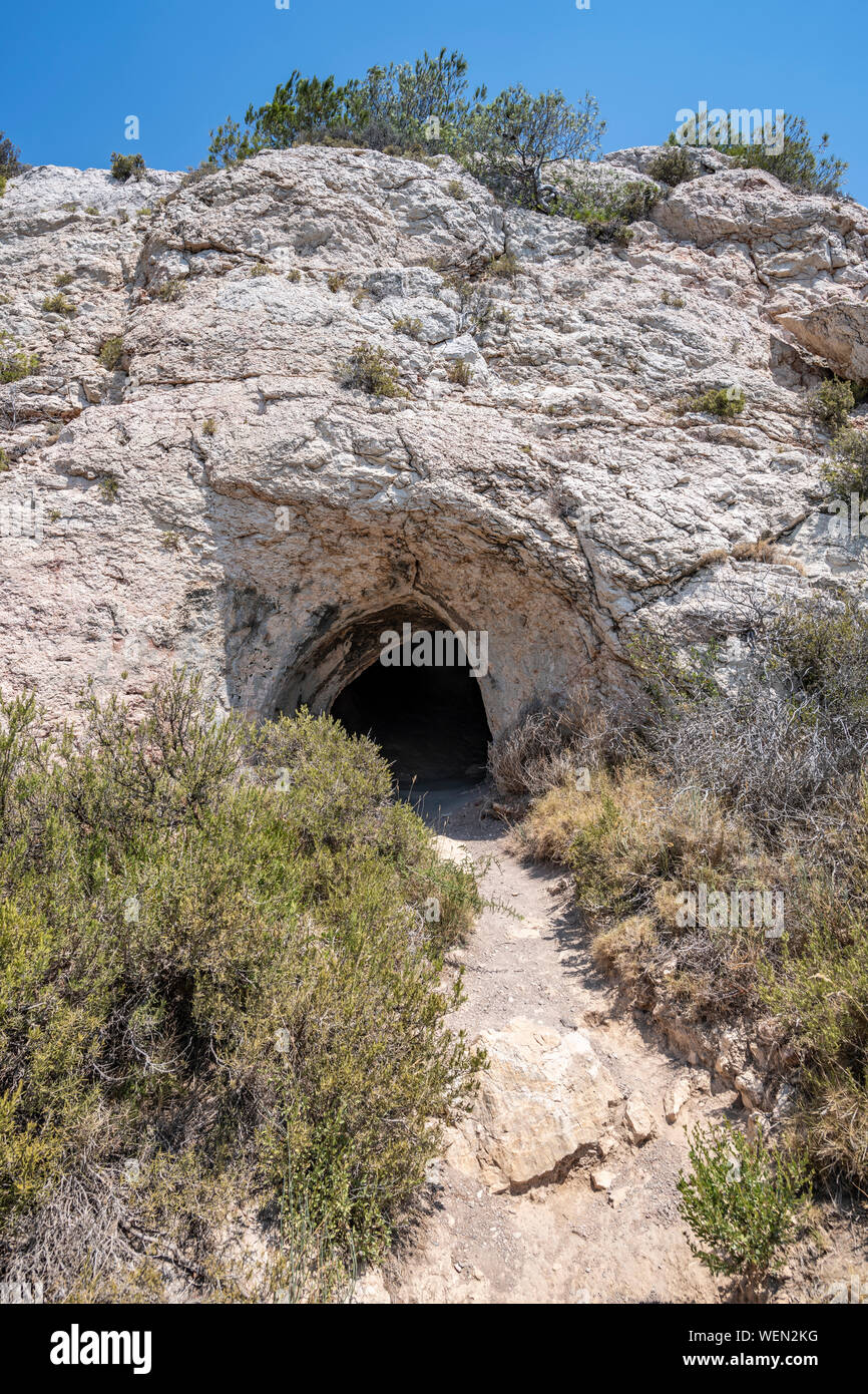 Grotte de Calanque de Méjean à Ensuès la redonne, l'une des calanques ...