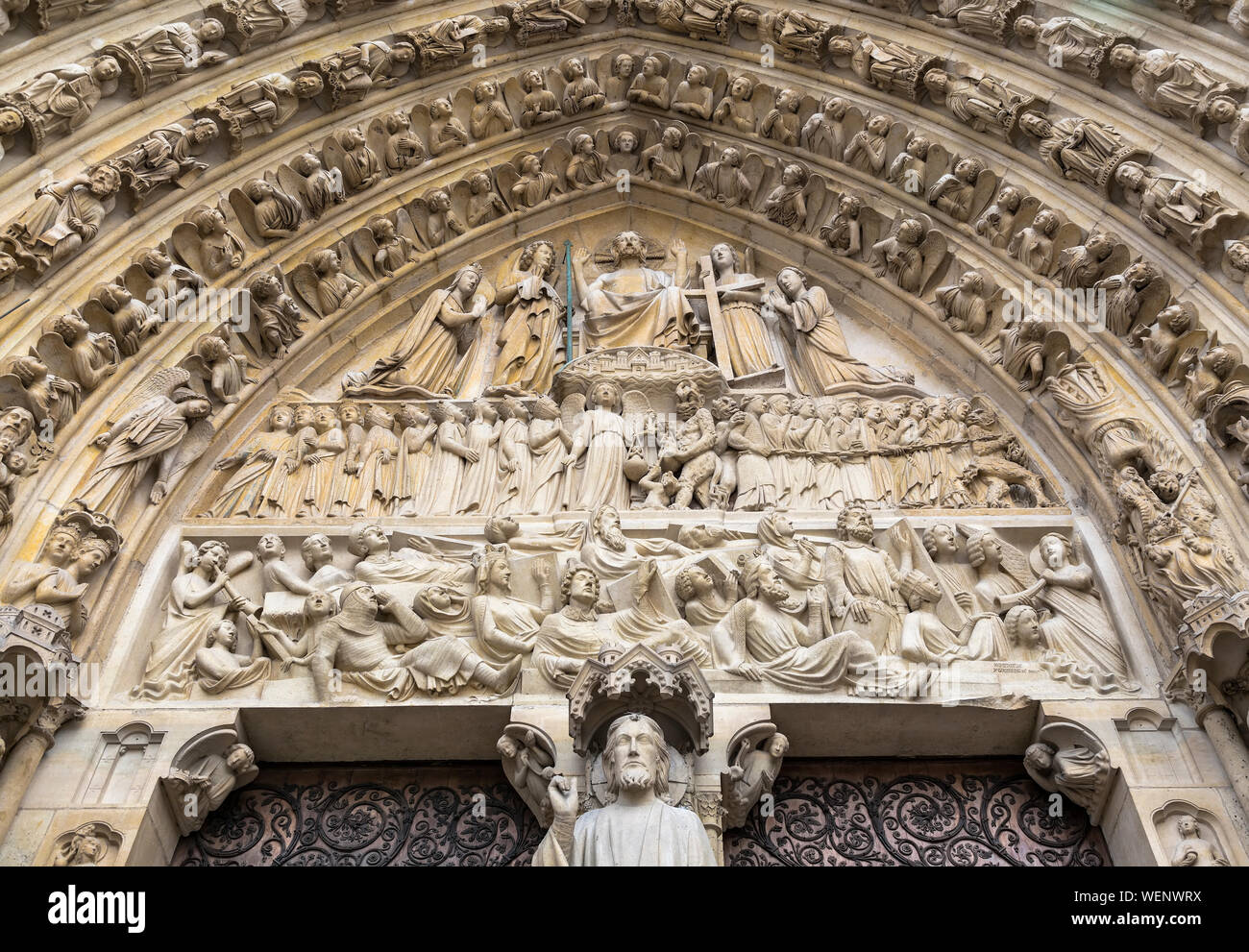 Le bas-relief sur le portail de la cathédrale de Notre-Dame de Paris ...