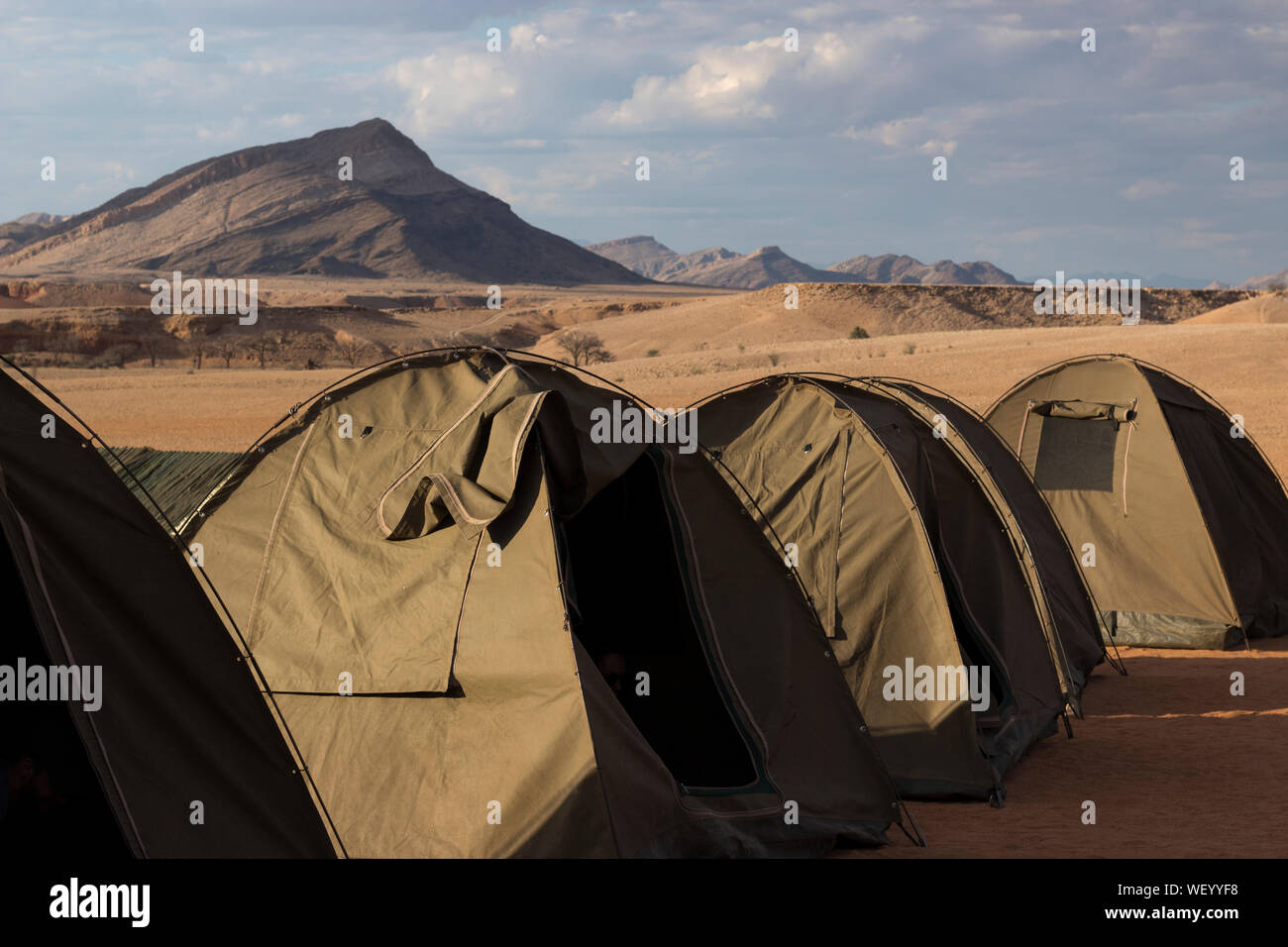 Tent in the desert Banque de photographies et d’images à haute ...