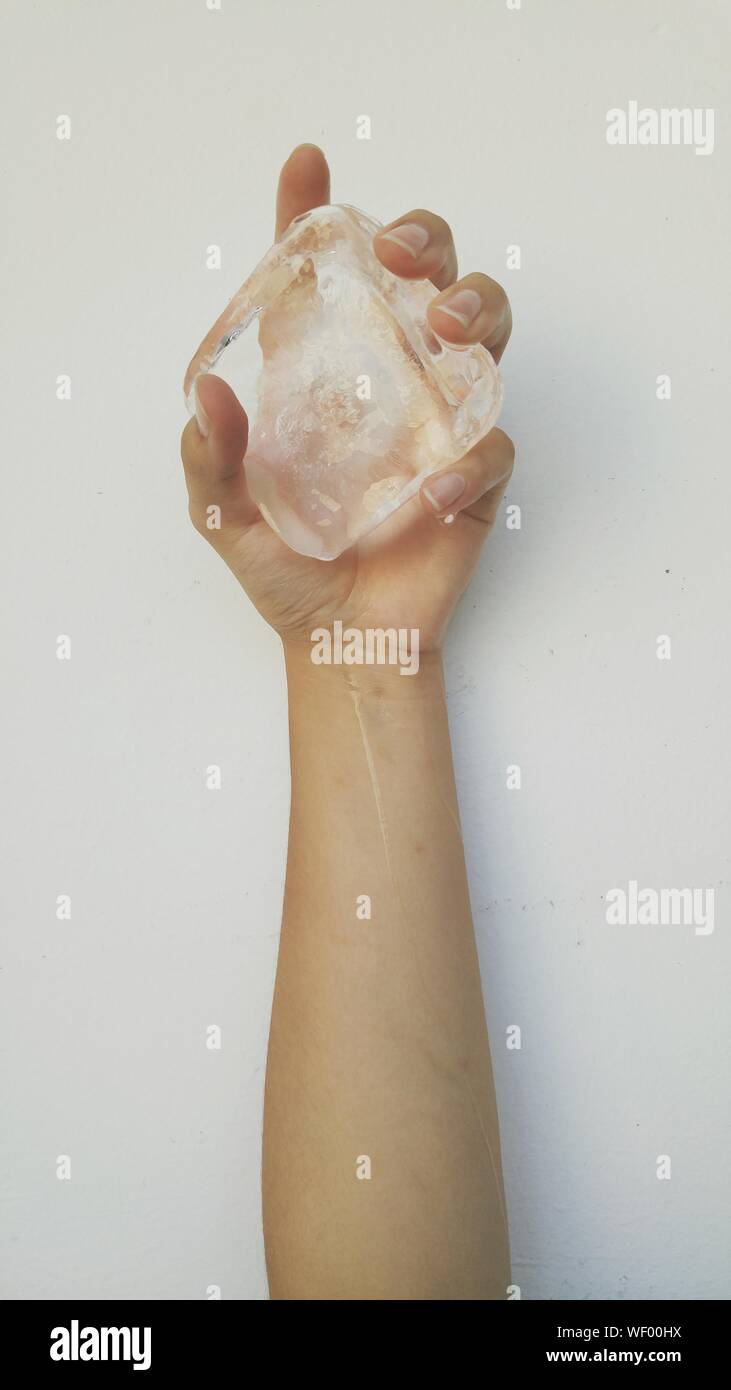 Melting ice cube hand Banque de photographies et d’images à haute ...