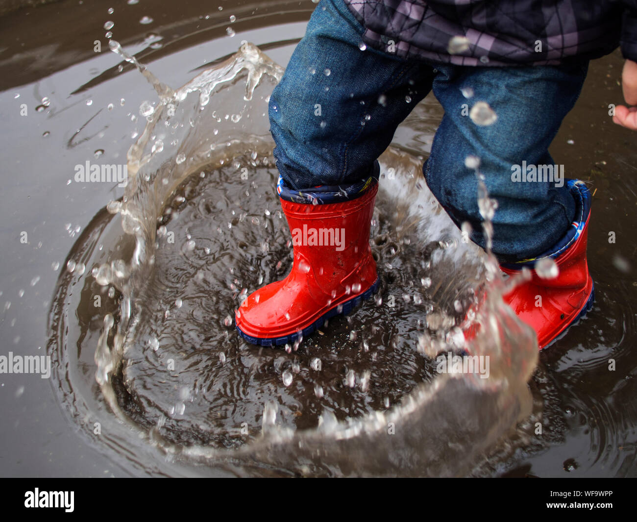 Enfant qui saute dans l’eau Banque de photographies et d’images à haute ...