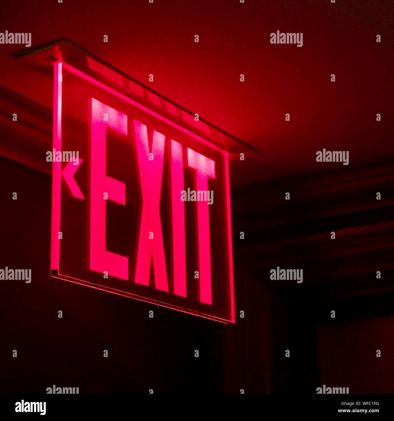 Ceiling exit sign Banque de photographies et d’images à haute ...