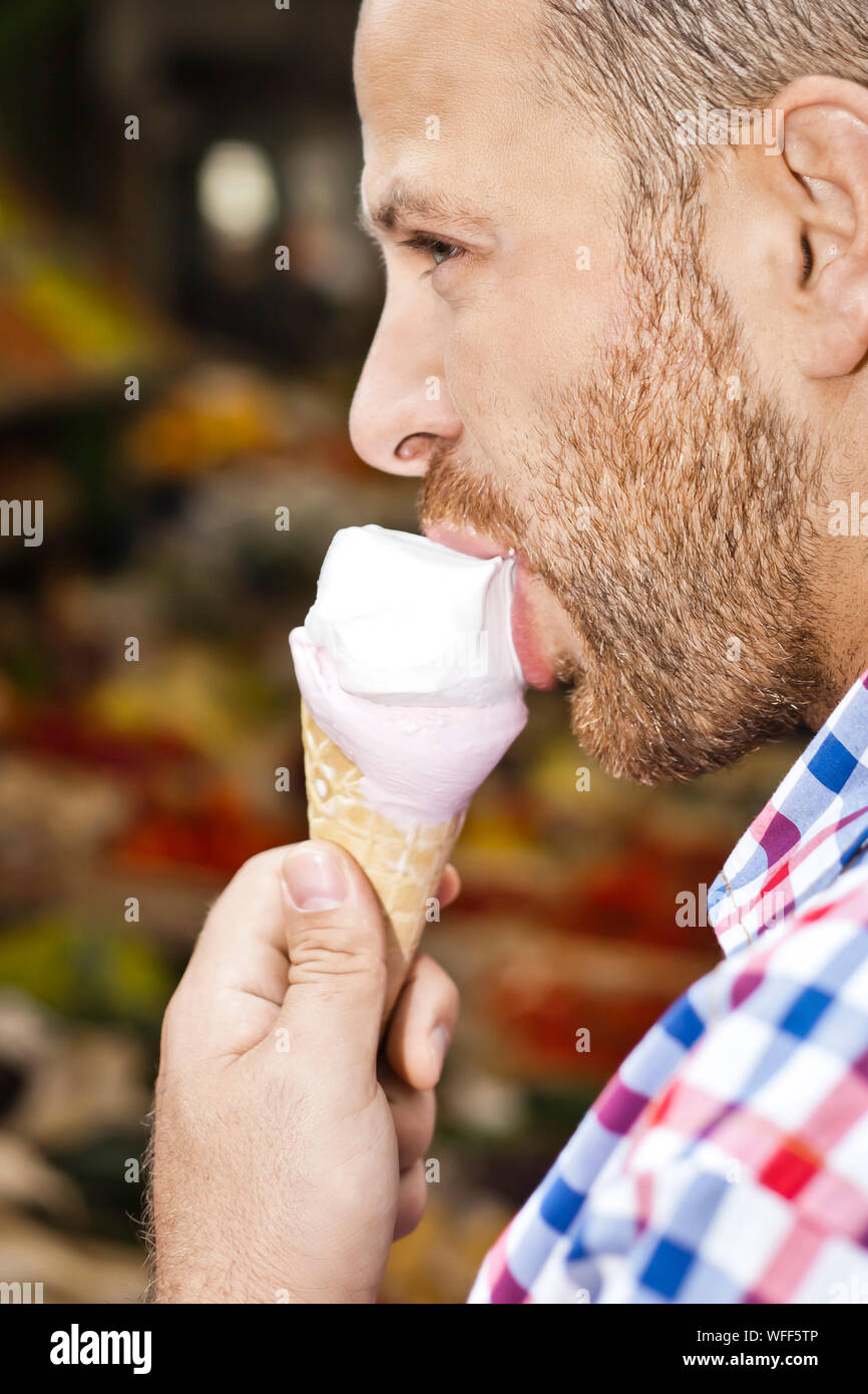 Licking ice cream Banque de photographies et d’images à haute ...