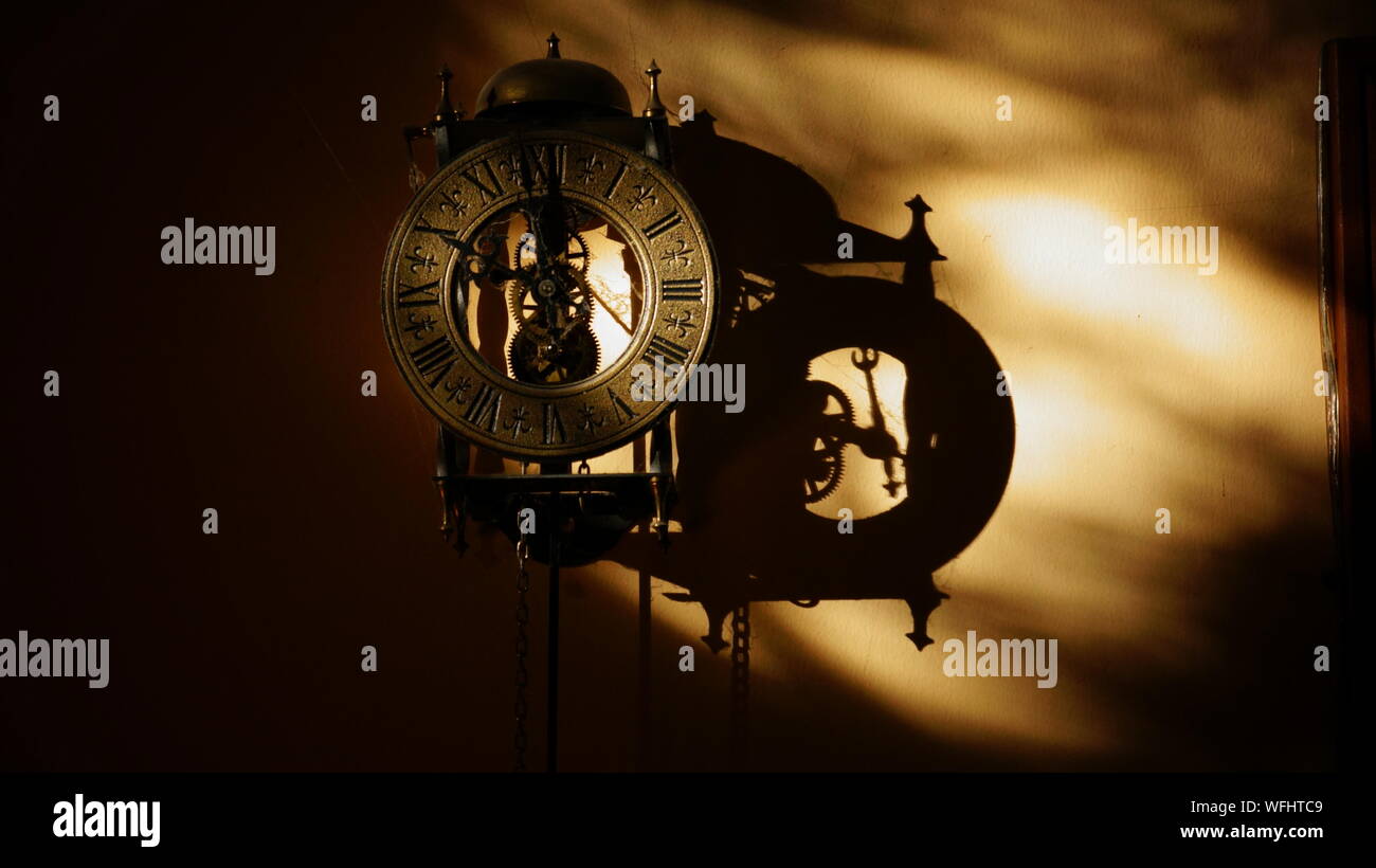 Pendulum clock wall Banque de photographies et d’images à haute ...