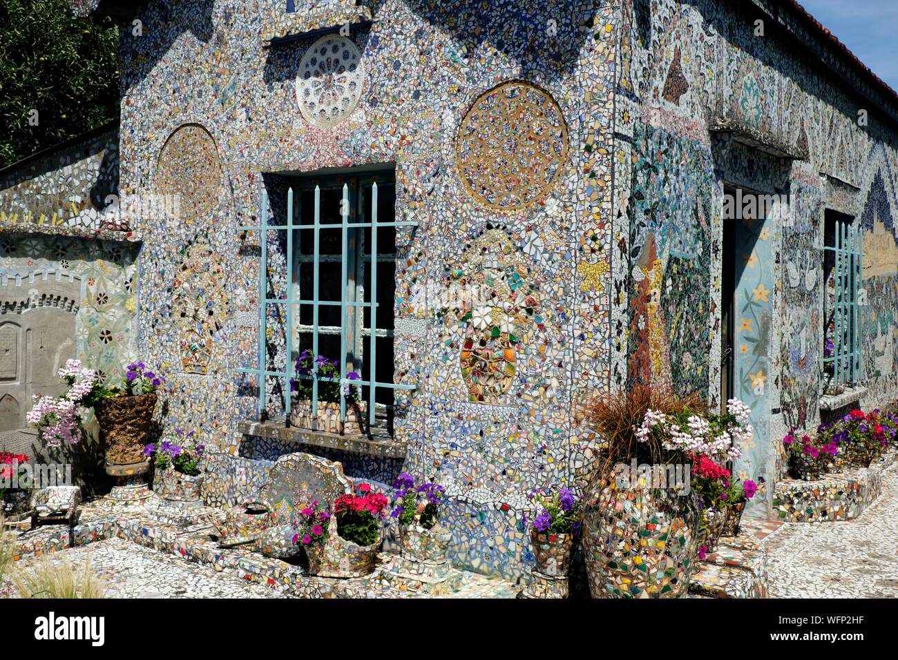 Chartres picassiette house Banque de photographies et d’images à haute ...