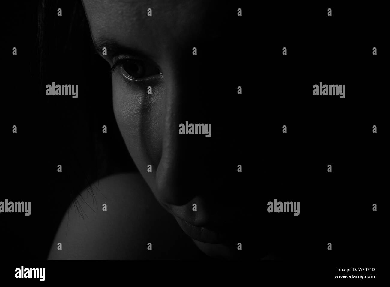 Femme triste pleure Banque de photographies et d’images à haute ...