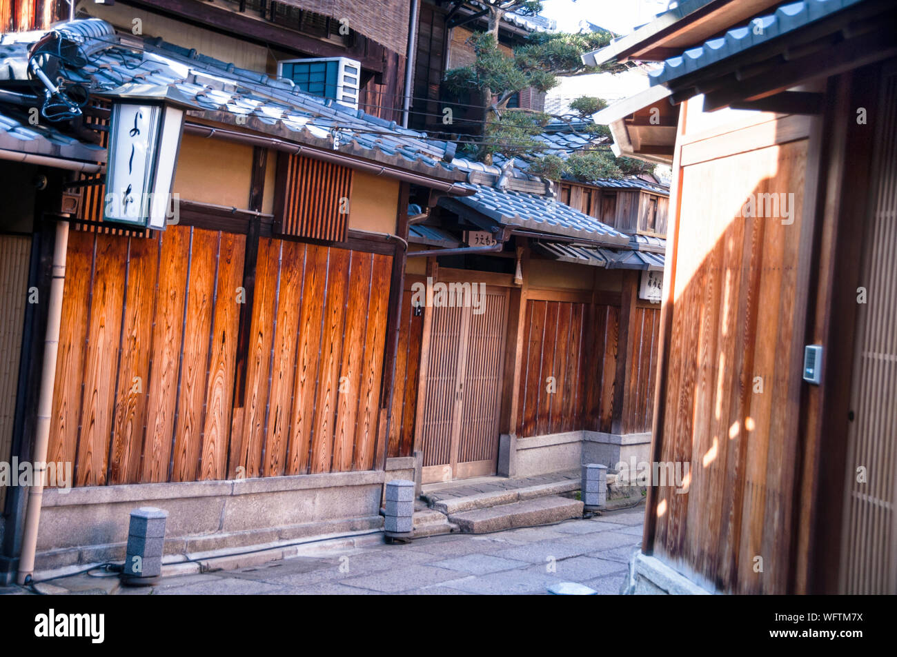 Maison machiyo en bois dans le quartier Gion de Kyoto, Japon Photo ...