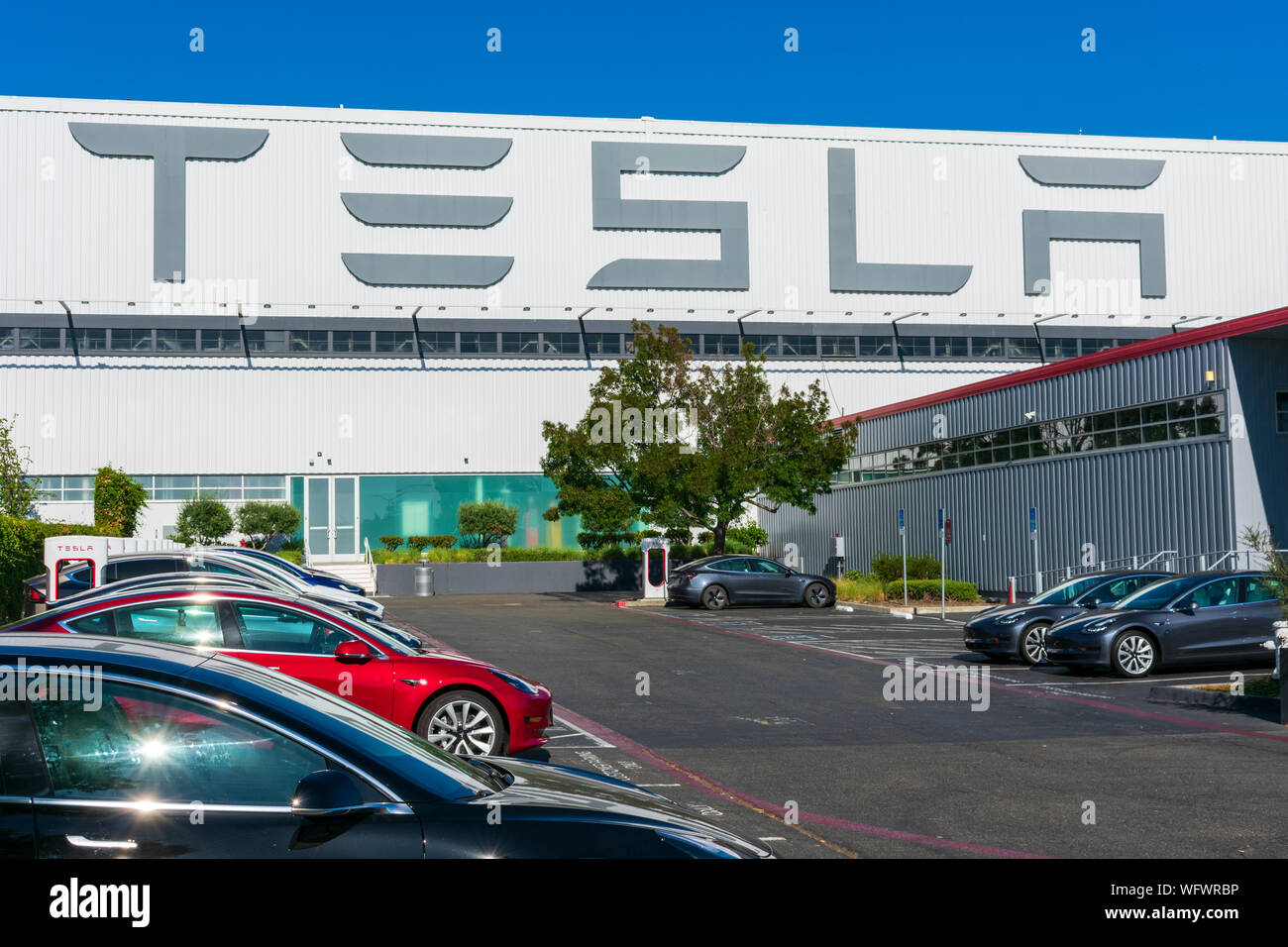 Tesla logo affiché sur le mur extérieur de l'usine Tesla, usine de ...