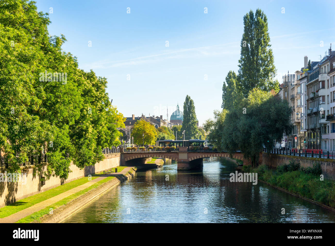 Pont en arc sur le canal de la ville Banque de photographies et d ...