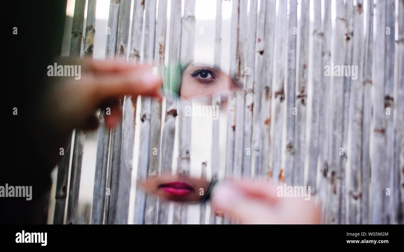 Broken mirror woman Banque de photographies et d’images à haute ...