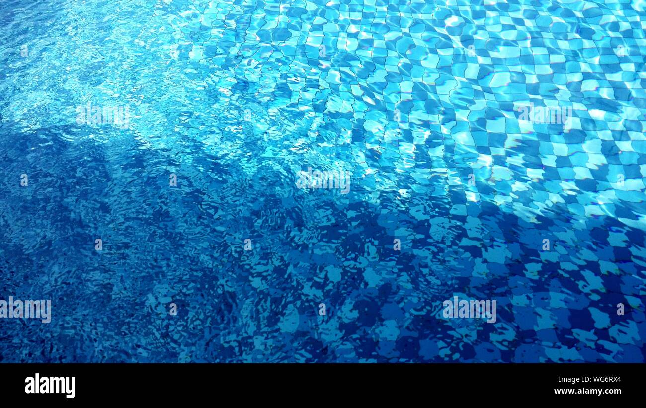 Reflection refraction in swimming pool Banque de photographies et d ...