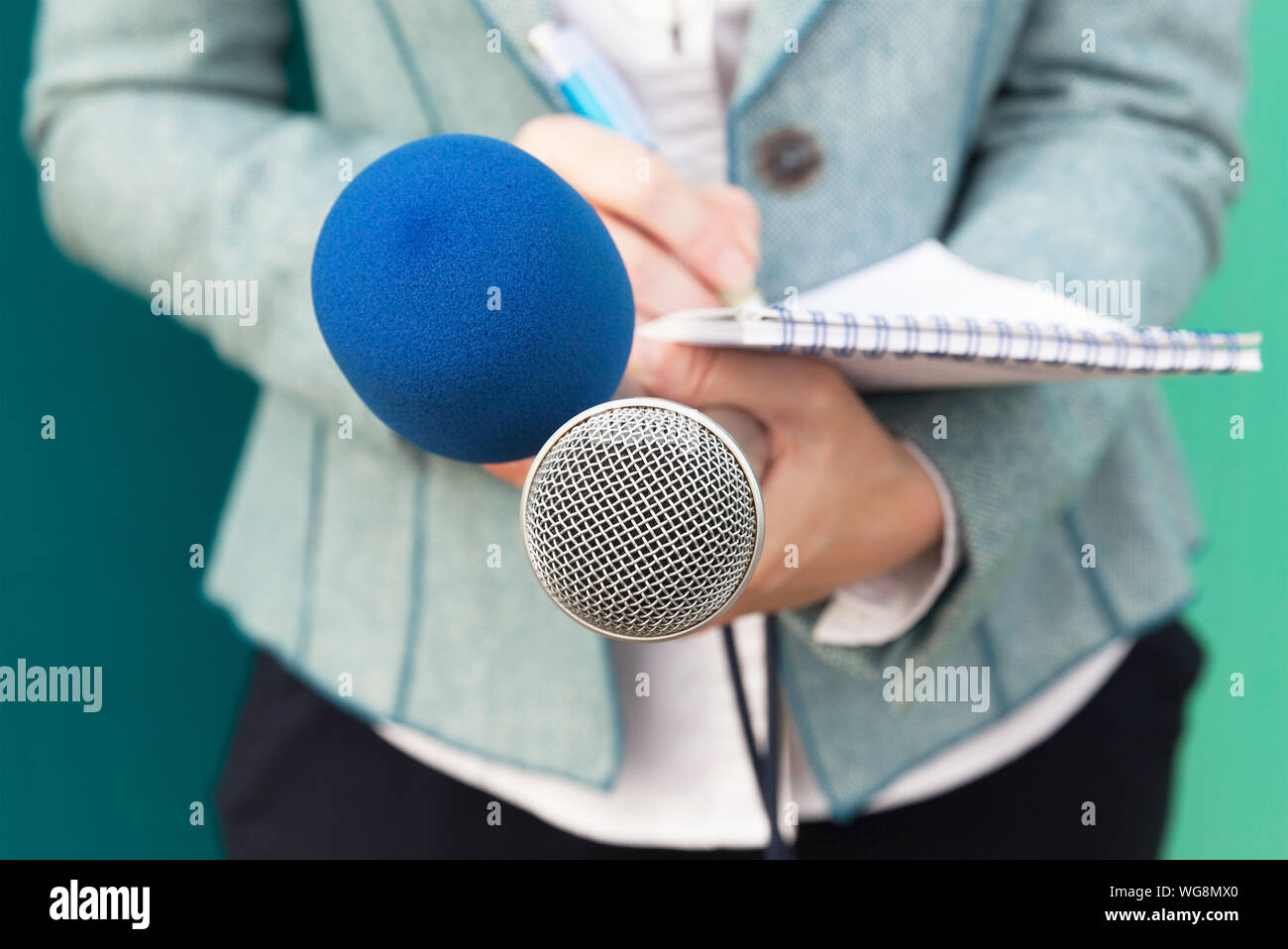 Femme journaliste debout Banque de photographies et d’images à haute ...