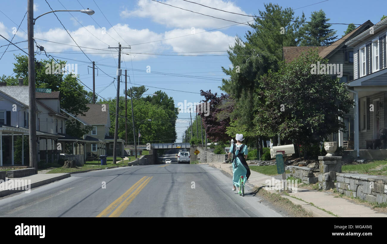 Amish children scooter Banque de photographies et d’images à haute ...