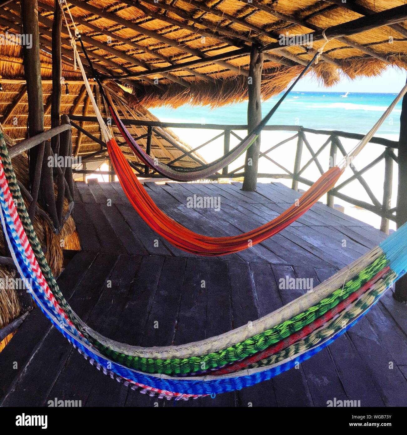 Cabane au toit de chaume Banque de photographies et d’images à haute résolution - Alamy