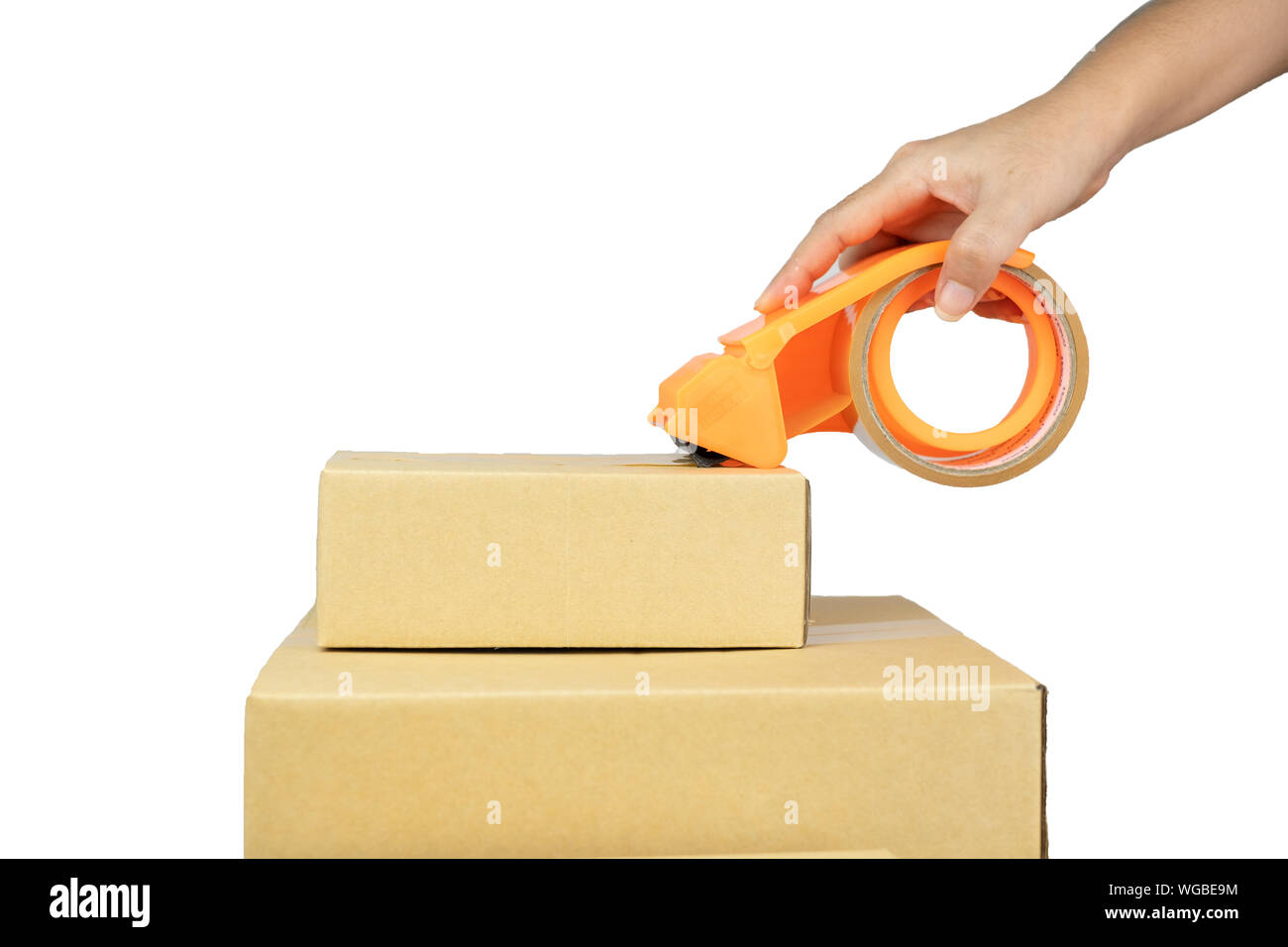 La poignée de femmes adhésif cutter est une machine d'emballage, de ...