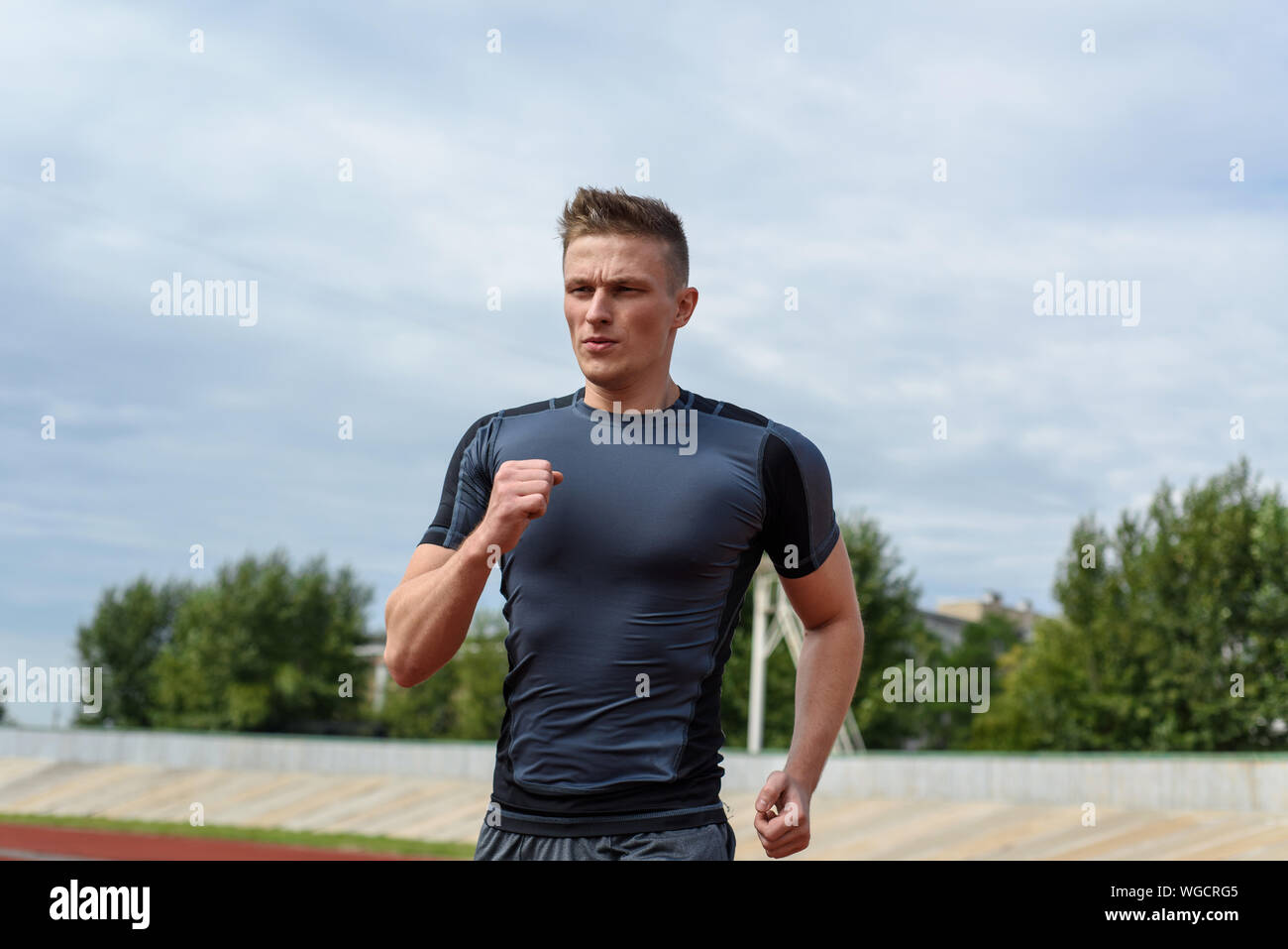 Le jogging homme sur le stade. Plan horizontal Photo Stock - Alamy